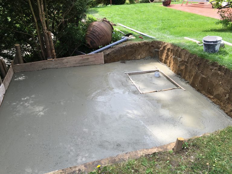 Stabilität durch Bodenplatte aus Beton – Whirlpool im Garten